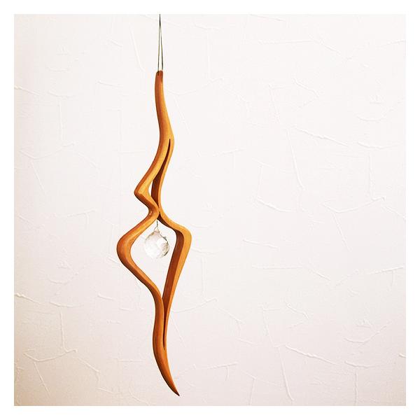 【size】本体：H25.5×W6×1.2cmクリスタル：直径2cmテグス：長さ30cm前後素材：天然木(チェリー)オイル仕上げ　クリスタルガラス　テグスメーカー：ドイツ Sternen gasse シュテルネンガッセクリスタル：ドイツ B...