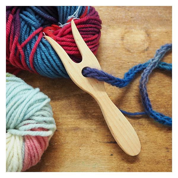 Size：H17cm素材：天然木(ハンノキ)　亜麻仁油仕上げメーカー：ドイツ　ボレ・マニュファクチャーフィルゲス対象年齢 3歳以上ドイツ製CE取得(ヨーロッパ安全基準)※自然素材のため、色の濃淡や木目などに個体差がございます。※毛糸は付属し...