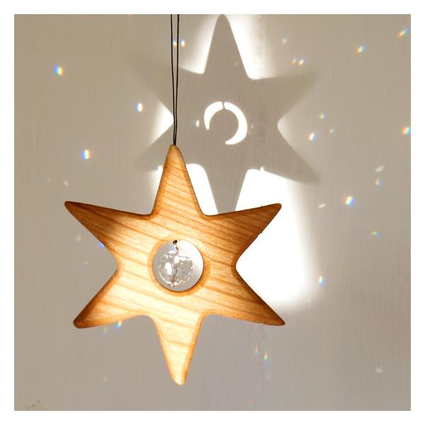 【size】本体：H9.5×D0.8cmクリスタル：直径1.5cmテグス：長さ30cm前後素材：天然木(チェリー)オイル仕上げ　クリスタルガラス　テグスメーカー：ドイツ Sternen gasse シュテルネンガッセクリスタル：ドイツ Bl...