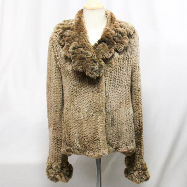 ヌートリアの毛皮は保温性が高く実用的でシルキーな心地よさを感じもちもちとした柔らかさはヌートリアが持つ魅力でもありますその滑らかな、さわり心地のヌートリアを丁寧に編み込んだジャケットです衿と袖口をウールのレースにヌートリアを編み込み豪華にな...