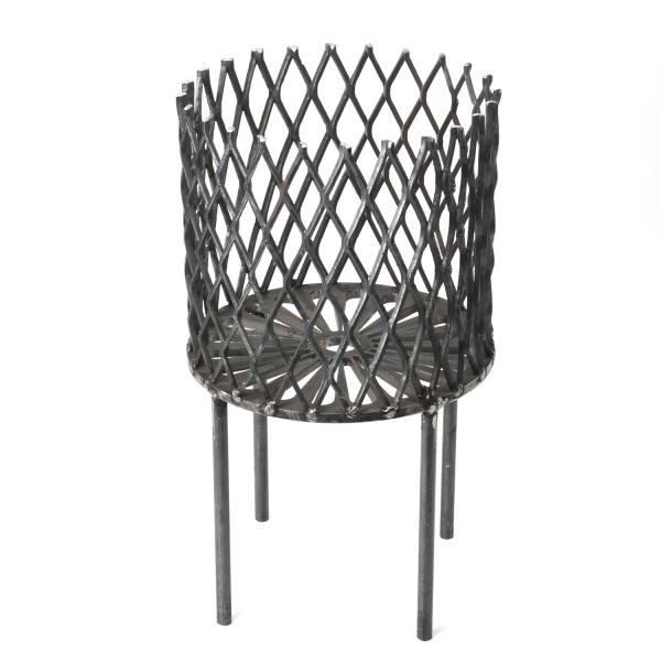 販売元：  ナエムラ株式会社製品寸法：  φ175×H1306mm材質：  鉄製造国：  日本製製造元：  鈴村鐵工所・煙突効果抜群の縦型焚き火台です。・サイズの大きな炭や長い薪もそのまま立てて入れられる為、使い勝手抜群。・折りたたみは出来...