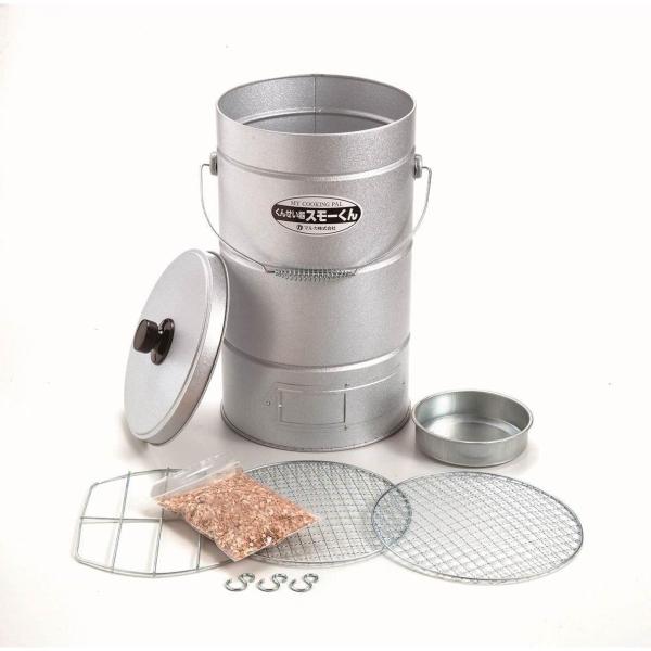 販売元：マルカ株式会社サイズ：直径24.5×高さ40cm重量：1.5kg材質：本体：ガルバリウム鋼板使用（アルミ＋亜鉛のメッキ、サビに強い）生産国：日本JAN：4964398001895【セット内容】くんせい器本体、網（２種類）、チップ皿、...