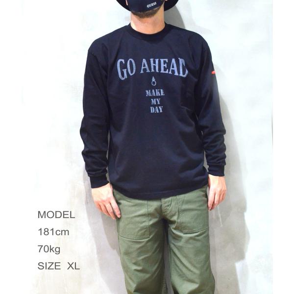 アメリカ生産のボディを使い日本でプリント加工を施しました。プリントは半袖Tシャツと同じく、日本の職人さんによる手擦れプリントで、一枚、一枚職人さんが手作業で擦れるようにプリントをしていきます。プリント後に洗い加工をかけて着やすくし、洗いざら...