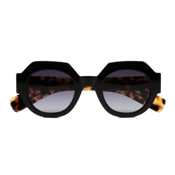 フレームの詳細ブランド:Kaleosメーカー:Kaleos Eyehunters S.L.UPC:8435667225695性別:女性用発売年:2024フレームカラー:ブラックフレーム形状:幾何学形フレームスタイル:フルリムフレーム素材:ア...