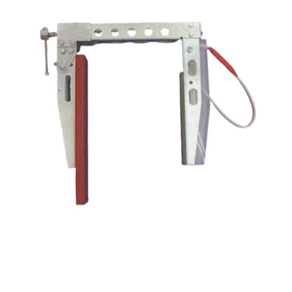 ■SUPERチャック【スーパーチャック】・材質：スチール・重量：3.84kg・挟み込み可能幅：245ｍｍ・室内側は角度が変えられる当て木を標準設備・外壁側は発泡養生材仕様※画像内のあて布、又はあて布団は別販売になります。