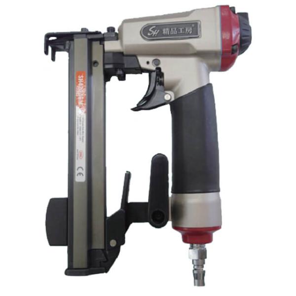 （仕様）・質量：約0.98kg・サイズ：H：173mm × L：235mm × W：45mm・ステープル装填数：100本（特徴）・排気口360° 回転弁付き!ホコリ防止!・誤射防止ストッパー付き!安心安全!・空打ち防止機能付き!空打ち無し!...