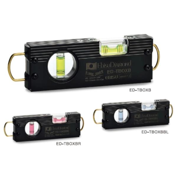 （特徴）拡大レンズ付きで大変見やすいです精度調整機構付大型シャックルでスピーディーに収納と取り出しができます蓄光付で、明るい所で光を蓄積して暗い所で数分間発光します（本体仕様）アルミ合金押出材硬化処理アルマイト・クリア塗装仕上げパイプ測定可...