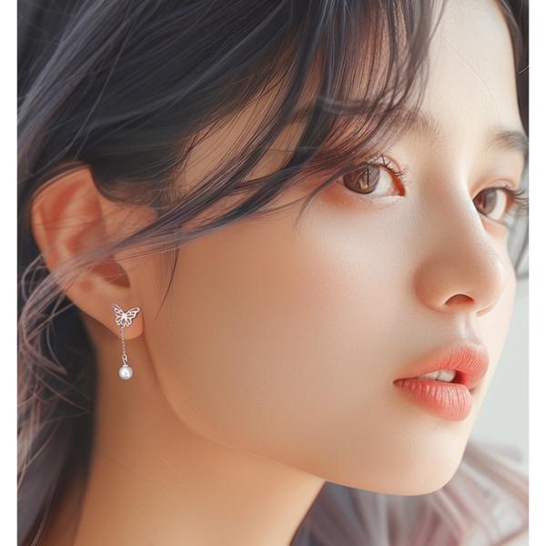 【発売日：2025年03月13日】◆商品説明◆◎蝶々デザインのピアスは、シンプルでありながらエレガントな印象を与えます。◎アレルギー対応のSilver999素材を使用しており、敏感な肌の方でも安心してご使用いただけます。◎パールが揺れるデザ...