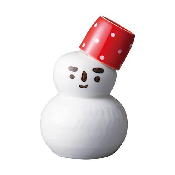 カラフルなお猪口をかぶった雪だるま。なんだかほっとする表情が癒しの時間を演出してくれます。冬にとてもお似合いな雪だるま型とっくり。レンジでチンして熱燗にしても解けませんのでご安心ください。コタツにもみかんにもネコにも似合うこのフォルム、最強...