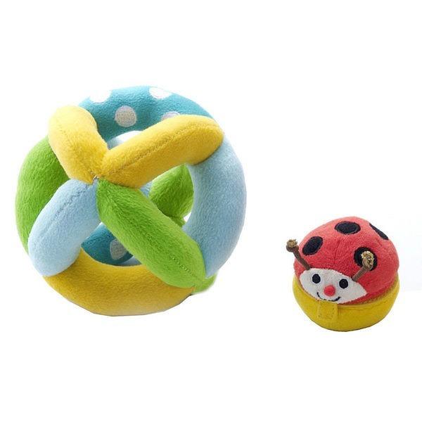 やわらかい布でできたボールと、てんとう虫の形をしたラトル。ボールの中にてんとう虫を入れて、転がして遊びます。ボールは赤ちゃんの小さな手でもにぎりやすい形になっており、てんとう虫はころがすと音がなったり、鏡がついていたり、赤ちゃんの好奇心を刺...