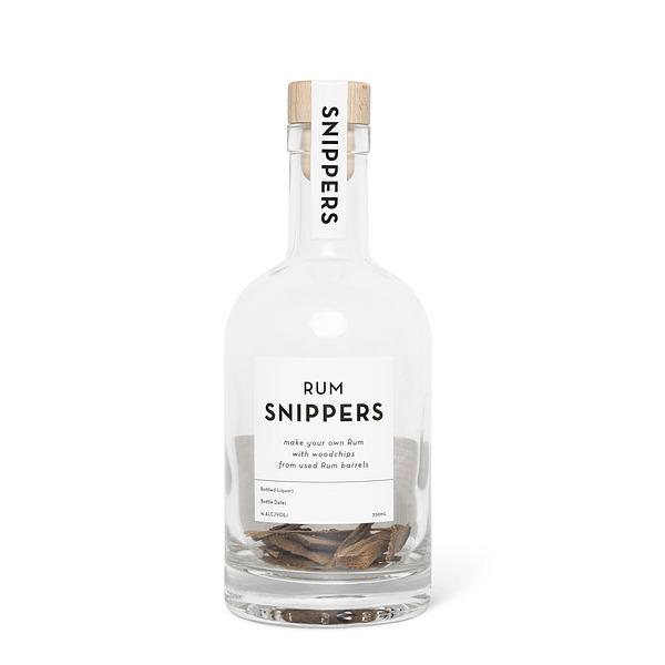 オランダ語で &amp;quot;木のチップ&amp;quot; という意味の SNIPPERS (スニッパーズ)。おうちで気軽にお酒のクラフト体験が楽しめます。ガラスボトルの中には最高級のお酒を造った後の樽を砕いたウッドチップが詰められて...