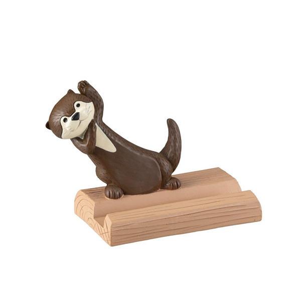 愛らしいカワウソのスマホスタンド。スマホを置くと後ろからひょっこり顔を覗かせます。機種によってはご使用できません。スマホを置く溝の幅は約 15 mm です。サイズ : 約 112 x 52 x H78 mm材質 : ポリレジン