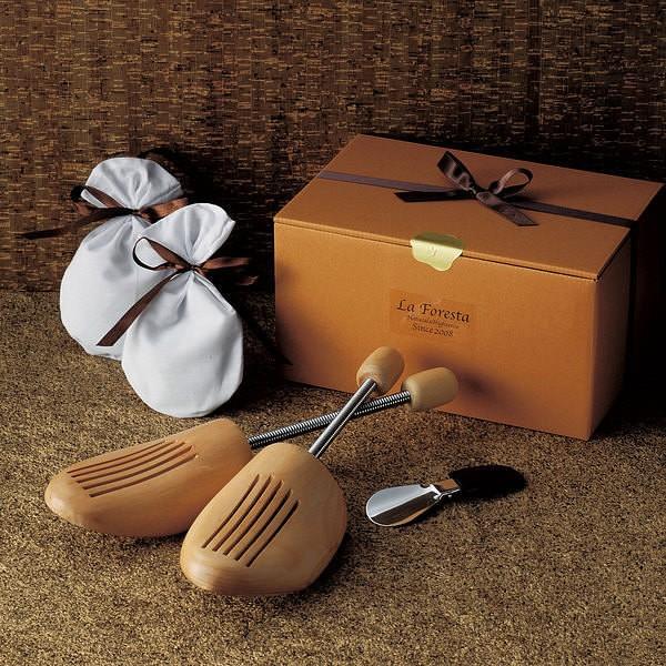 おしゃれは足元から！贈り物でシューズキーパーってすごくおしゃれって思いませんか？素敵なボックス入りなので引き出物や誕生日プレゼントに最適。竹炭入りキーパーで気になる匂いも防ぎます。商品 : シューズキーパー (全長30.5cm) x 2, ...