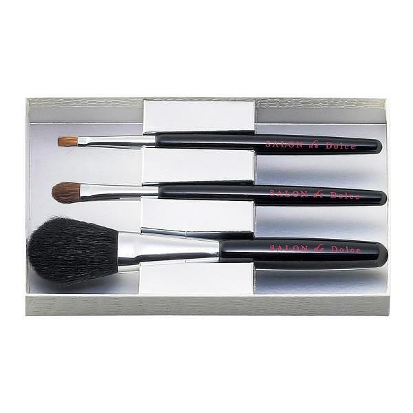 触れるとまるで吸いつくようになめらかな肌触り。毛先を切らずに揃える伝統技法がなめらかで綿密なキメを生み出します。商品 : フェイスブラシ (全長約16cm), シャドウブラシ (全長約15cm), リップブラシ (全長約14.7cm) 各1...