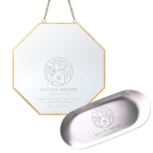 お店のマストアイテムのキャッシュトレイと、縁起の良い八角形の壁掛けミラーをセットにしました。開店祝い、開業祝いに人気の実用品です。ロゴ入りキャッシュトレイ高級食器にも使われる18-8ステンレス製で錆びにくいトレイです。お店のレジでカルトン、...