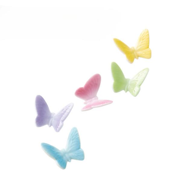 愛知県瀬戸市の職人さんが一つ一つ丁寧に手吹きで色を付けた蝶の形の Floyd の箸置きセット。食卓を華やかに彩ります。商品 : 箸置 (約3.7×3×高さ1.8cm) x 5材質 : 磁器 (瀬戸焼)箱 : 約 21.5 x 11 x 3....