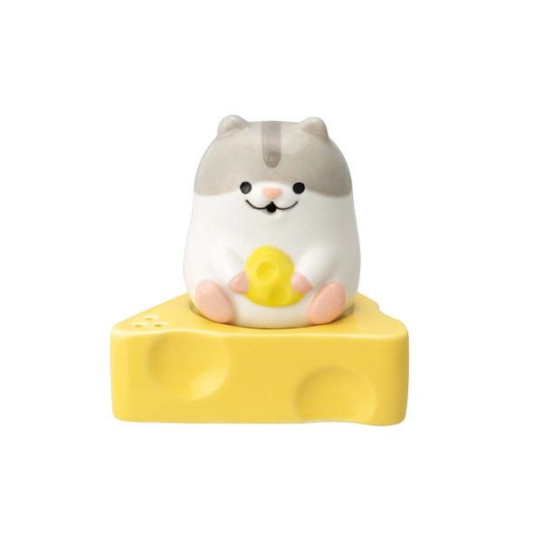 チーズの上にちょこん！ハムちゃんたちが便利で可愛いソルト＆ペッパーになりました。ハムちゃんのお口からソルト、チーズの先っぽからはペッパーが出てきます。底面にはシリコンパッキン付きです。使わない時はチーズの上にハムちゃんを置いてインテリアにも...