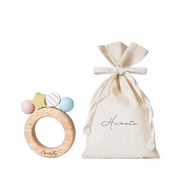 ラトルを名前入りの巾着バッグでラッピングしたギフトセットです。キャンディのようなビーズがかわいいラトル。赤ちゃんの手で握りやすいデザインで、振るとお星さま・丸・円柱のビーズがカラコロやさしい音色を奏でます。セット内容 : ラトル, 巾着※ ...