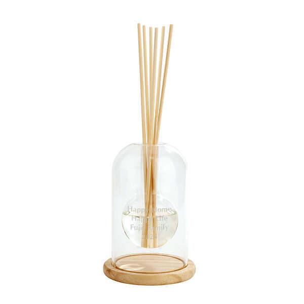 ガラスドームの中にフラスコ型のガラスベースが浮かんでいるように見えるデザインのリードディフューザーです。天然木のトレイとラタンスティックが、心地よい香りとともに、お部屋の印象を和ませてくれます。リラックス効果が高く、不安や緊張をほぐしてくれ...