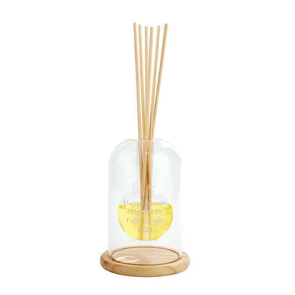 ガラスドームの中にフラスコ型のガラスベースが浮かんでいるように見えるデザインのリードディフューザーです。天然木のトレイとラタンスティックが、心地よい香りとともに、お部屋の印象を和ませてくれます。心を落ち着け、質の良い眠りに誘ってくれるオレン...