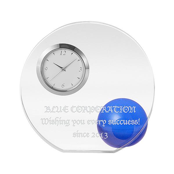 優しいフォルムと透明感。ガラスのボールがシンプルなデザインにアクセントを加えています。いつまでも残したいメッセージを入れて。小ぶりの時計は置く場所をとらないので、気軽にプレゼントできます。サイズ : 約 W90 x H93 x D48 mm...