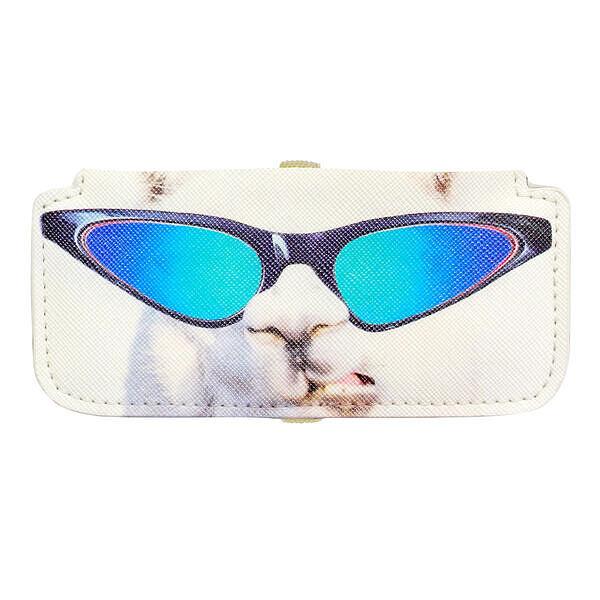 メガネのレンズを守ってくれる、スリムなメガネケースです。眼鏡を挟んで裏のボタンをパチンと留めるだけ。そのまま胸ポケットに入る、メガネ本体とほとんど変わらないサイズ感で持ち運びに便利です。内側のレンズが当たらない面にメッセージが入ります。文字...