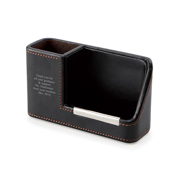 メガネと携帯の収納スタンド。デスクや枕元でのスマホとメガネの指定席にどうぞ。携帯の隣には、デスクで使うパソコン用メガネや老眼鏡を置いてもよし、はたまたデスクでは使わない花粉用メガネを置いてもよし。眼鏡を使わない方はペンスタンドにしてください...