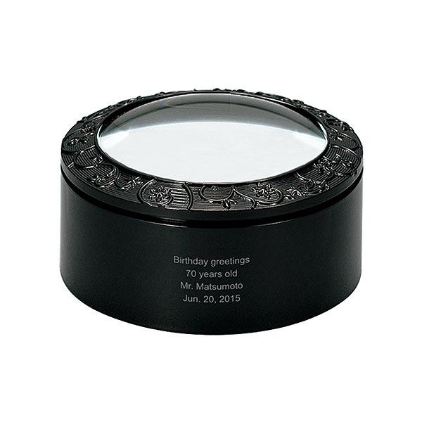 拡大したい場所に置くだけの簡単卓上ルーペ。レンズを押すと LED ライトが点灯、消灯します。老眼が進んで細かい文字や図面が見づらくなった方へプレゼントしてみませんか。拡大するだけでなく、中を LED ライトが照らしてくれるのでとっても見やす...