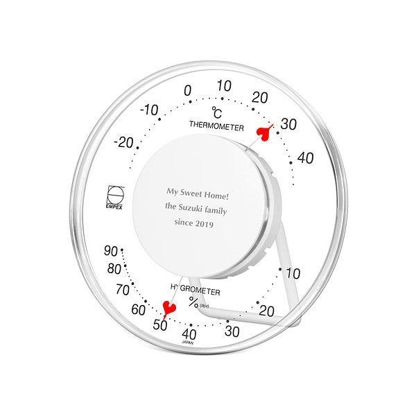 シンプルなデザインに指針の先のハートがアクセント。針の指している位置が一目で分かります。着脱可能なスタンド付きで置き掛け兼用なのも便利。電池のいらないアナログ式で上半分が温度計、下半分が湿度計になっています。中央に約 25 x 25 mm ...