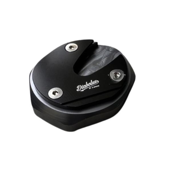 Honda DAX125の駐車安定性を高める、Diabolus（K-SPEED）製サイドスタンドプレートです。純正スタンドの接地面を広くして荷重を分散することで、砂利道・未舗装・夏のアスファルトなど柔らかい地面でもスタンドが沈みにくく、安心...