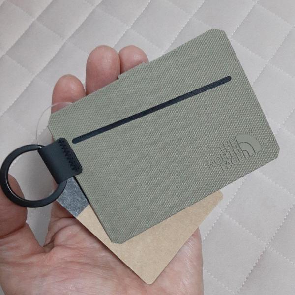 スマートケースクリアウインドウ／カードホルダーキーリングスマートな印象をもたらすデザインで贈り物としてもおすすめ■ブランド　THE NORTH FACE■商品名　　ランブルスマートケース■品番　　　NN32507■材質　　　600Dリサイク...