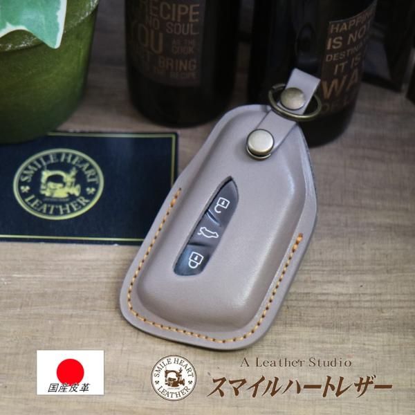 フォルクスワーゲン車対応の本革のスマートキーケース「レザーキースーツ」です。 「キーの保護」「魅せる」に拘ったキーケースに仕上げました。 制作については、機械ではできない立体形成技法により、ひとつひと手作業で形成をおこなっており、スマートキ...