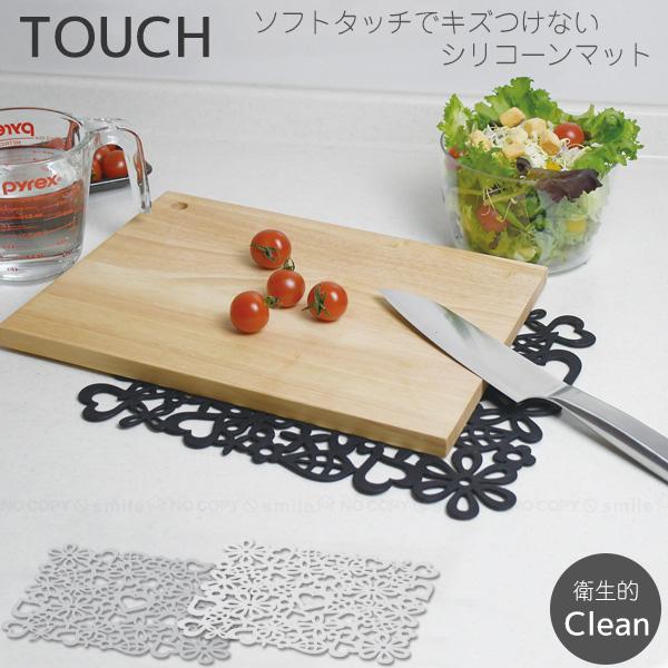 シンクや食器棚に敷いて、ガラスや陶器のキズ防止や食器などを置いた時の音を抑えます。裏面には凸があり、マットとの接地面に隙間ができ水が通るようになっています。シンク内に敷いて洗い物のサポートをしたり、まな板の下に敷いて滑り止めとして使ったり色...