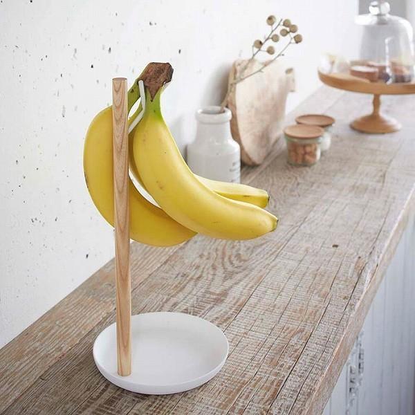ホワイトのスチールと木の組み合わせが美しい、「tosca（トスカ）」シリーズのバナナスタンド。傷みやすいバナナはバナナスタンドに吊るしたい。でも見た目が…と気になる方にお勧めです。テーブルやカウンターの上で、お洒落ですっきりと綺麗に「見せる...