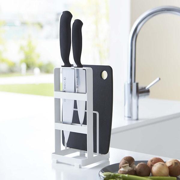 ホワイトが美しいシンプルデザインの包丁＆まな板スタンド。包丁2本とまな板2枚を無駄なくまとめて収納できます。薄いまな板と厚手のまな板を収納可能です。※北海道・沖縄・離島は送料無料対象外となっております。■仕様[サイズ]（約）幅10x奥行10...