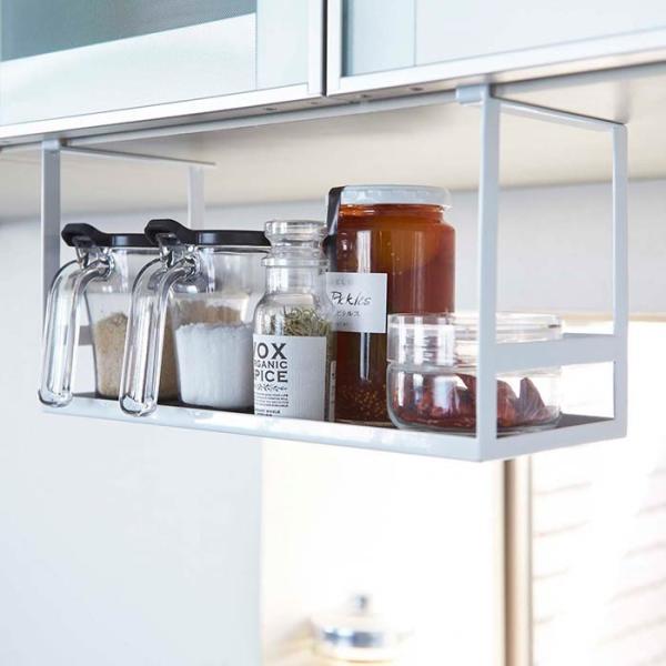 キッチン吊り下げ戸棚に差し込むだけで取り付け完了！よく使う調味料やキャニスターなどのストックに便利。取り外し可能な滑り止めマットが付いています。シンプル＆モダン、実用性も兼ね備えた「tower(タワー)」。単品で取り入れても、シリーズで揃え...