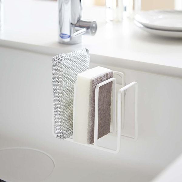 ホワイトが美しいシンプルデザインのスポンジホルダー。3つのスポンジをまとめて収納できます。 スポンジを使い分けるのに便利です。■仕様[サイズ]（約）幅12.5x奥行7.2x高さ8.5cm [素材・材質] 本体：スチール（ユニクロメッキ+粉体...