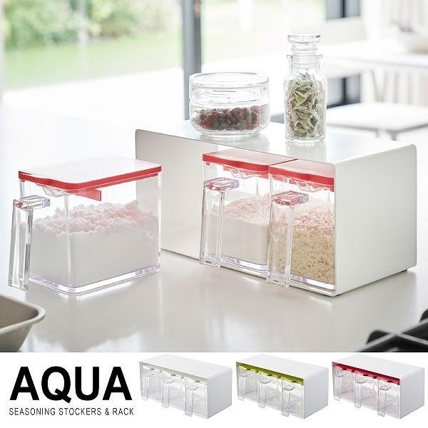 小さじ5mlがすり切れる調味料ストッカー。ラックの下段はフラット設計で取出しやすい構造。上段は調味料ボトルなどを収納可能です。すり切り板つきで、付属の小さじスプーン(5ml)ですり切れます。使わない時はスプーンを本体に収納可能。蓋は片手で開...