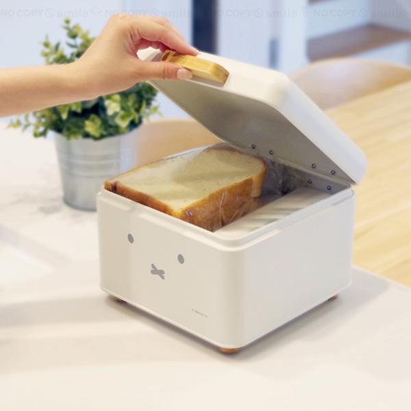 パンやお菓子など生活感が出やすいキッチン周りをすっきり片付けられるブレッドケース。正面はミッフィーのプリントがかわいく、持ち手と脚は天然木を使用。ナチュラルテイストなインテリアとして、置くだけも癒されます。パンやジャム、コーヒー豆やお菓子な...