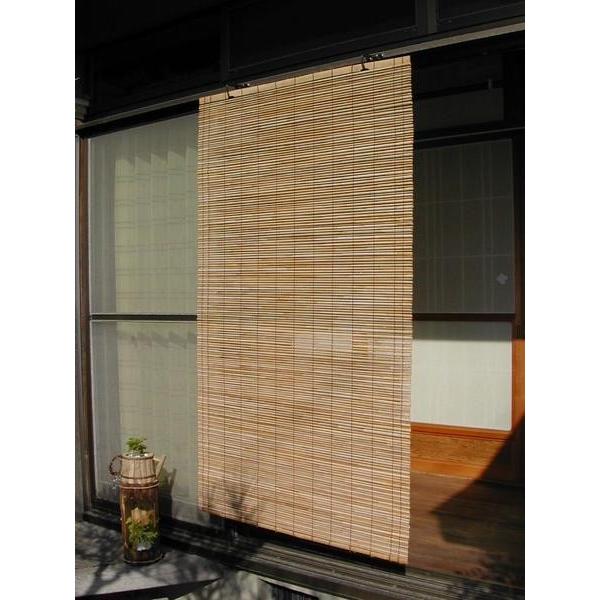 お部屋に竹涼風を！草の一種である蒲の茎を使用して編み上げました。耐遮光性は抜群でお部屋の間仕切り、日よけ、目隠しなど、様々な用途でご使用頂けます。天然木を思わせる風合いがあり、高級感もあふれます。※天然素材を使っておりますので、表示サイズと...