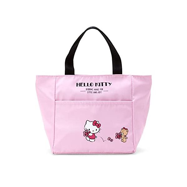 「商品情報」説明商品紹介お弁当のおいしさキープして、楽しいランチタイム。両面に小さめに入ったキティがかわいいアクセント。保冷剤やウェットティシュを入れるられる便利なポケット付き。安全警告洗濯はお避けください。／内側を縫製処理しているため、縫...