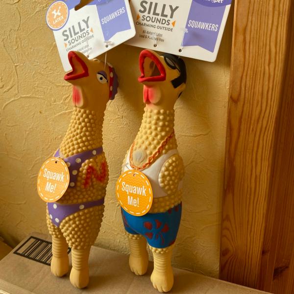 オールナチュラルのラテックスで作られた上質なオモチャで、ニワトリそっくりの声を出し、大変人気がございます。こちらでご紹介するのは、Ｌサイズです。全長　３１ｃｍあります。この子達にはストーリーがあり、、、省略しますがいつも水着を着ています。い...