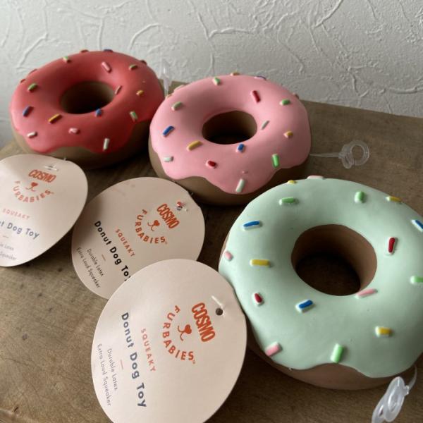 アメリカのドーナツと同じ大きさのラテックストイです。丈夫です。他と比べて音量控えめでピーピー音が鳴ります。大変美味しそうです。水にも浮きます。小型犬から大型犬まで、全犬種楽しめる大きさです。愛犬たちのおもちゃに、贈り物に、ぜひどうぞ♪【サイ...