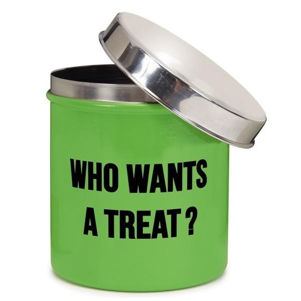 Who wants a treat?　「オヤツほしい人（犬）〜！」目を引く色、耐久性のある素材、ユニークなメッセージ、、、とてもオシャレなトリーツジャー、おやつ入れです。永く使える耐久性のあるステンレス製です。愛犬たちの大事なおやつの鮮度を...