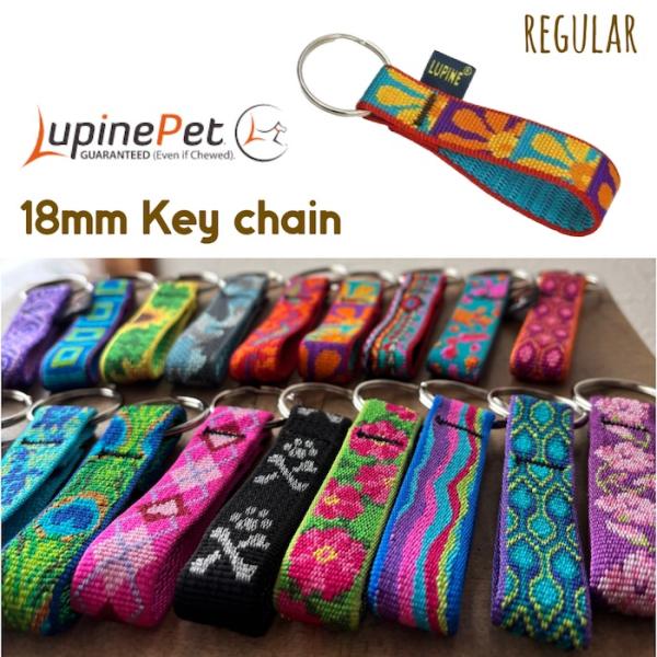 「愛犬とお揃い♪」ができるアメリカ直輸入、アメリカ製のLUPINE　キーホルダーです。18ｍｍ幅、全長9cmほどです。ルパインは犬猫用の首輪やリードなどを主に製造していてキーホルダーはそれらと同じデザイン・素材になります。どのデザインもとて...