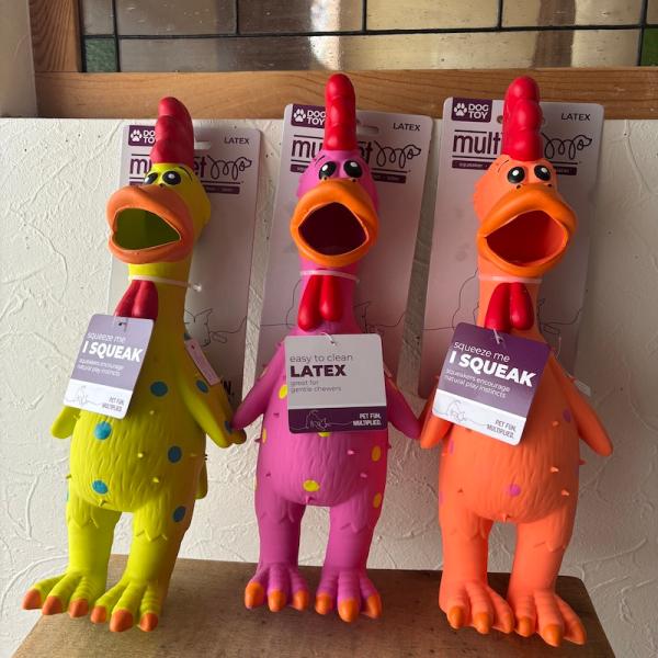 アメリカ老舗の人気玩具メーカーMULTIPETのベストセラー！全長３０ｃｍと大きめのラテックス玩具です。性格の良さそうな雰囲気のチキンで、ボディはカラフルなドット柄です。重量１５０ｇほどで、全犬種、大型犬まで存分に楽しめる大きさです。素材は...