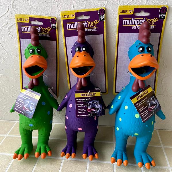 アメリカ老舗の人気玩具メーカーMULTIPETのベストセラー！全長３０ｃｍと大きめのラテックス玩具です。性格の良さそうな雰囲気のチキンで、ボディはカラフルなドット柄です。重量１５０ｇほどで、全犬種、大型犬まで存分に楽しめる大きさです。素材は...