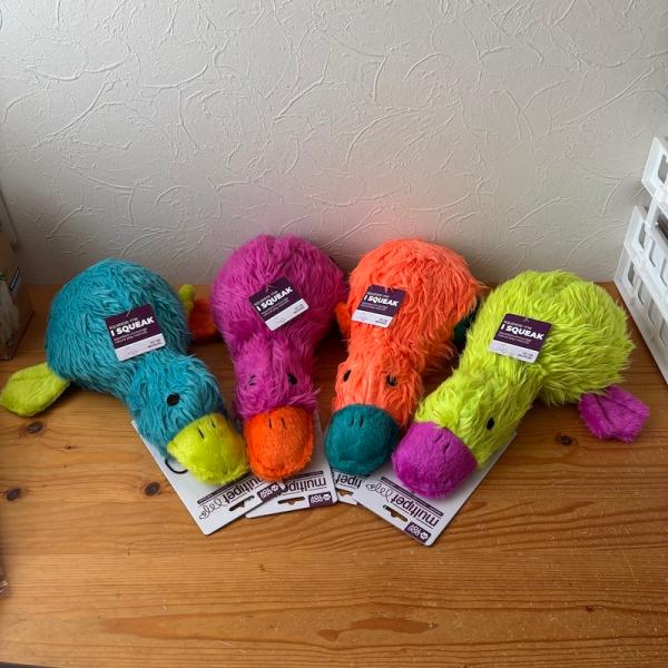 ペット用おもちゃブランドの老舗、「Multi Pet マルチペット」社の フサフサ・モコモコのぬいぐるみです。よくありがちなおもちゃなのに、これじゃないと遊んでくれない！っという愛犬もいるくらい、クラシックなデザインの中に愛犬たちをひきつけ...