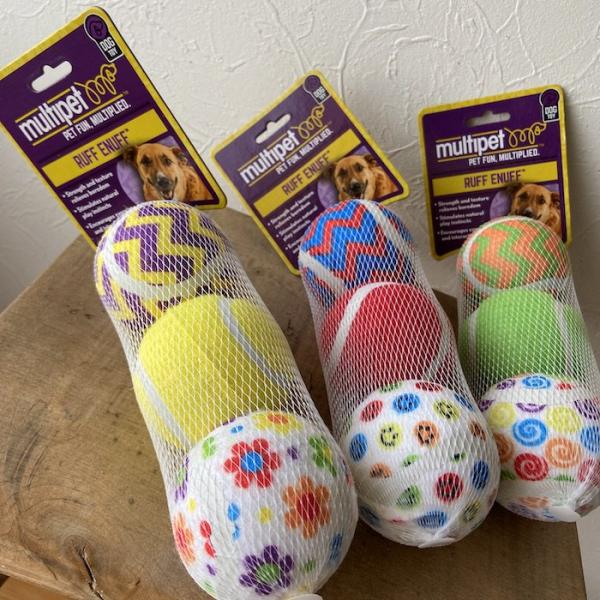 カラフルで可愛いテニスボール3個セットです。直径6cmの一般的なサイズのテニスボールです。見た目だけで楽しくなるデザインです。よく弾み、噛み心地も良さそうです。ボール遊びが大好きな愛犬たちに、ぜひどうぞ♪[ お好みのカラーを選んでください]...