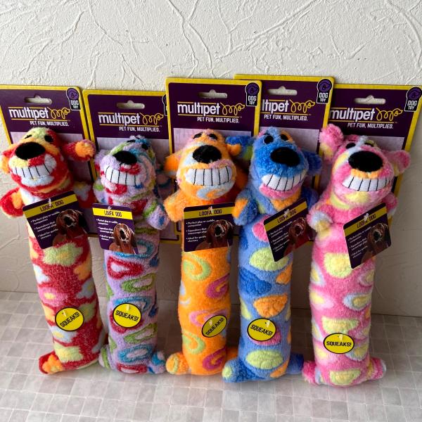 アメリカ老舗の人気玩具メーカーMULTIPETの「ルーファ」です。マルチペット社の玩具は愛用犬が多く、いつも喜ばれています。ルーファは、噛み心地がよくて、咥えやすく、振り回しやすく、２種類の音を楽しめるハイグレードなオモチャです！全長３３ｃ...